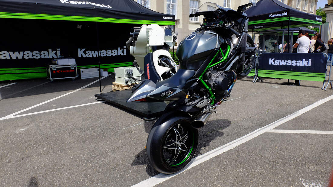 Vorführung Kawasaki-Roboter mit Ninja H2R - MOTORRADonline.de