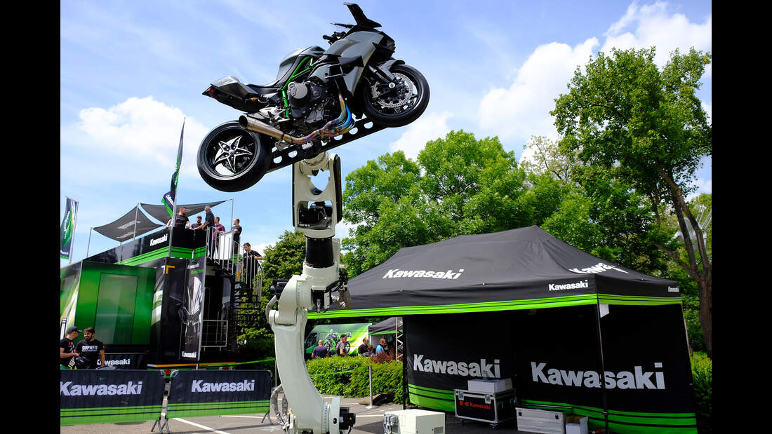 Vorführung Kawasaki-Roboter mit Ninja H2R | MOTORRADonline.de