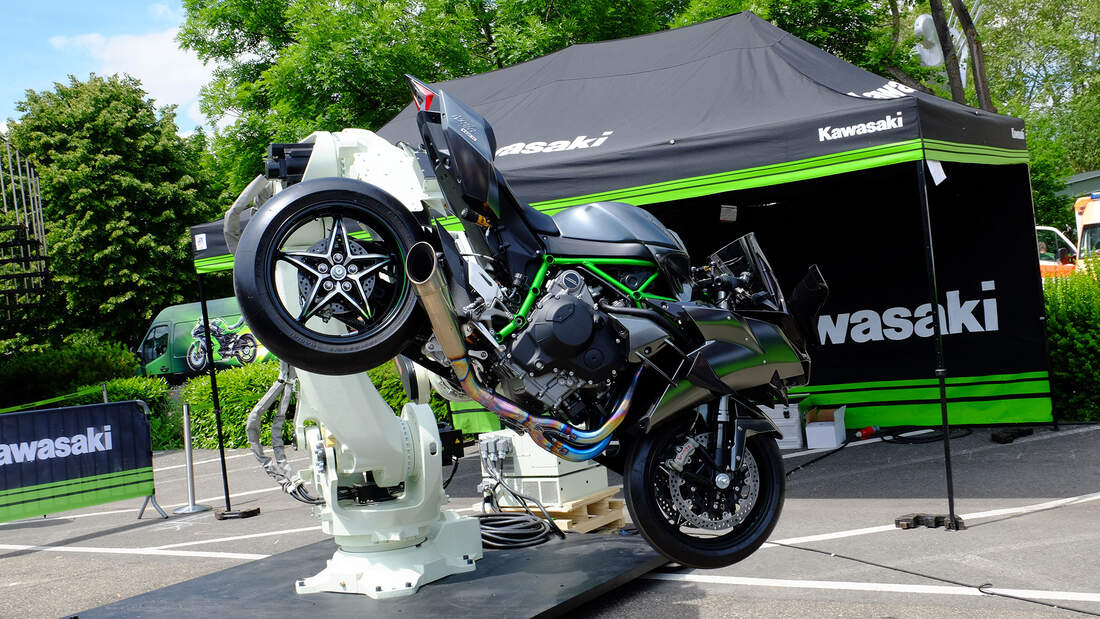 Vorführung Kawasaki-Roboter mit Ninja H2R - MOTORRADonline.de