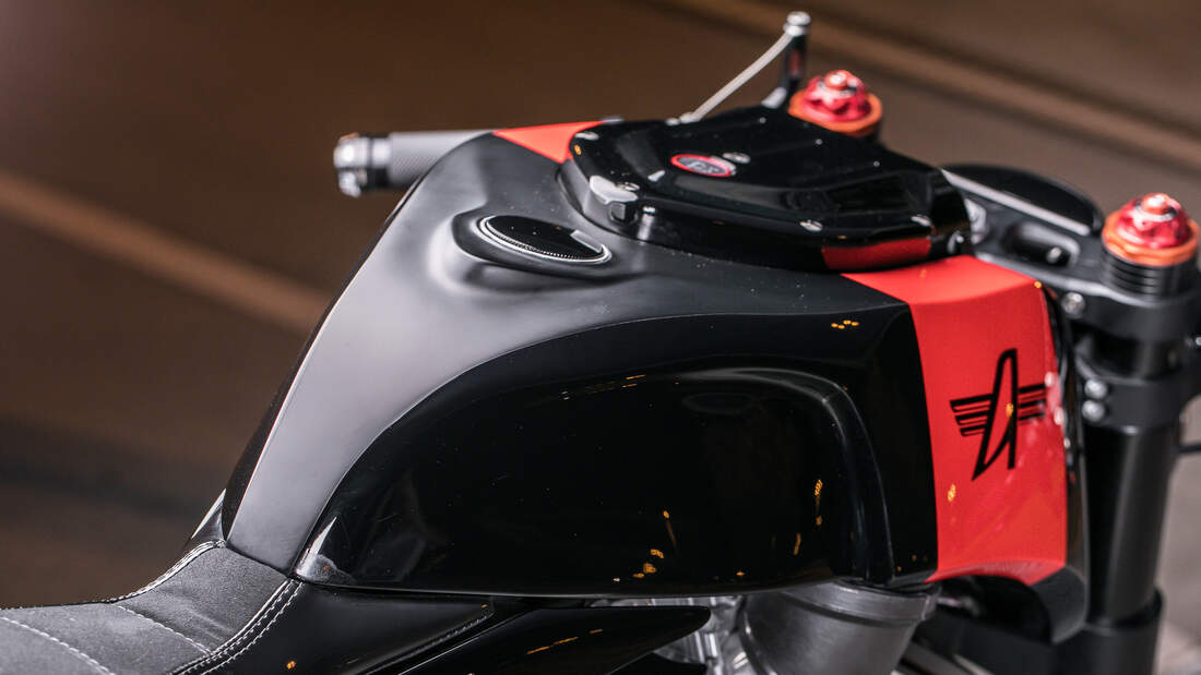 Avinton Black Swan mit V-Twin von Ortolani Customs | MOTORRADonline.de