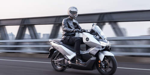 BMW CE 02 als 125er und 50er: Neuer Elektroroller für 2024 ...