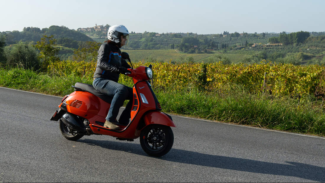 Vespa GTS (Modelljahr 2023) im Fahrbericht | MOTORRADonline.de