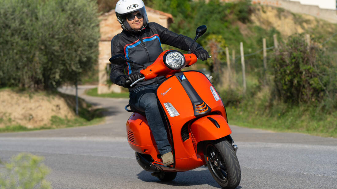 Vespa GTS (Modelljahr 2023) im Fahrbericht | MOTORRADonline.de