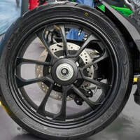 Zongshen Zonsen Cyclone RC 401 R mit Einarmschwinge | MOTORRADonline.de