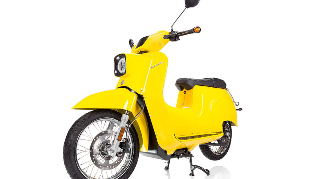 Simson Schwalbe als Elektro-Roller auf der INTERMOT 2016 ...